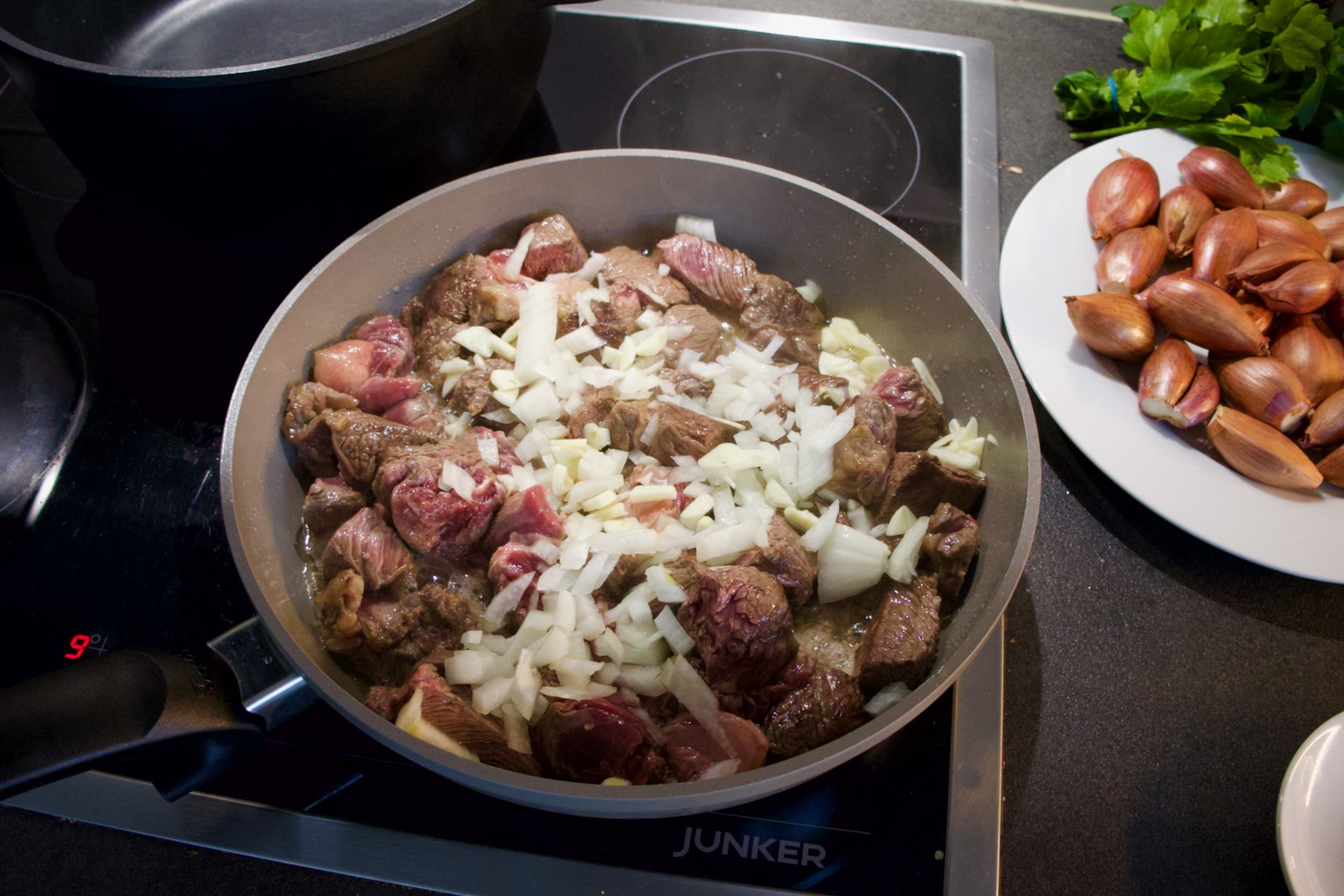 Einfaches Rezept für Stifado mit Rindfleisch