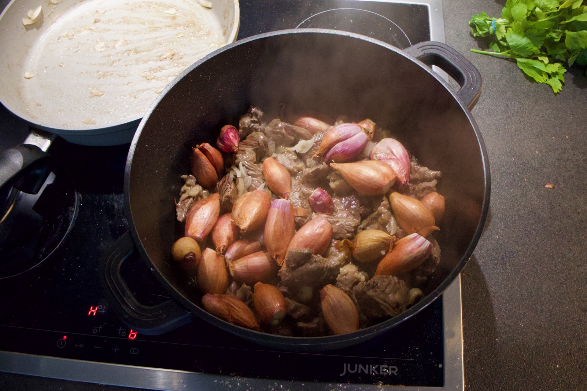 Einfaches Rezept für Stifado mit Rindfleisch