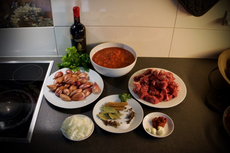 Einfaches Rezept für Stifado mit Rindfleisch